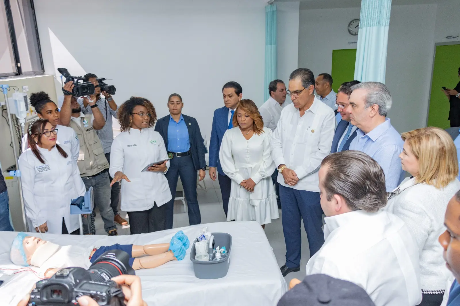 UCE inaugura centro de simulación de salud - Tour Atabex