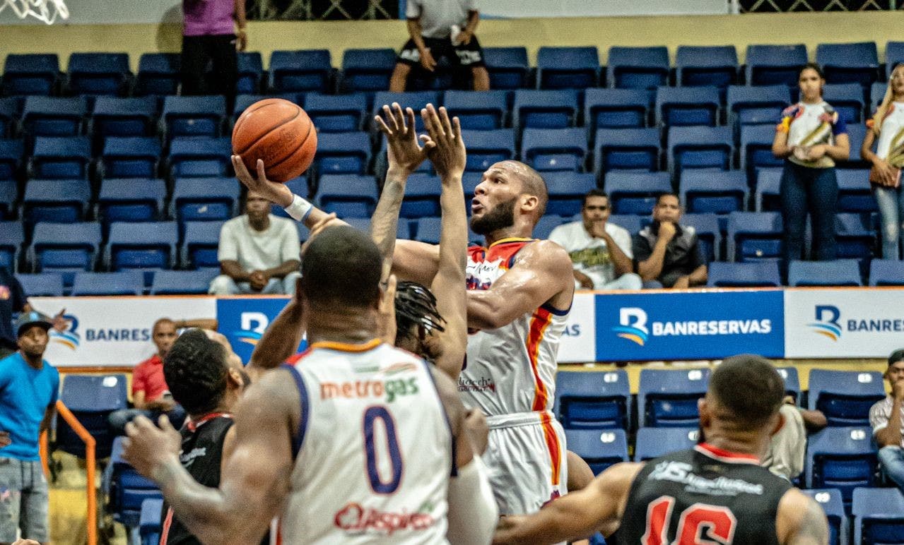 Reales reaccionan y se llevan el primero de serie ante Leones - Tour Atabex